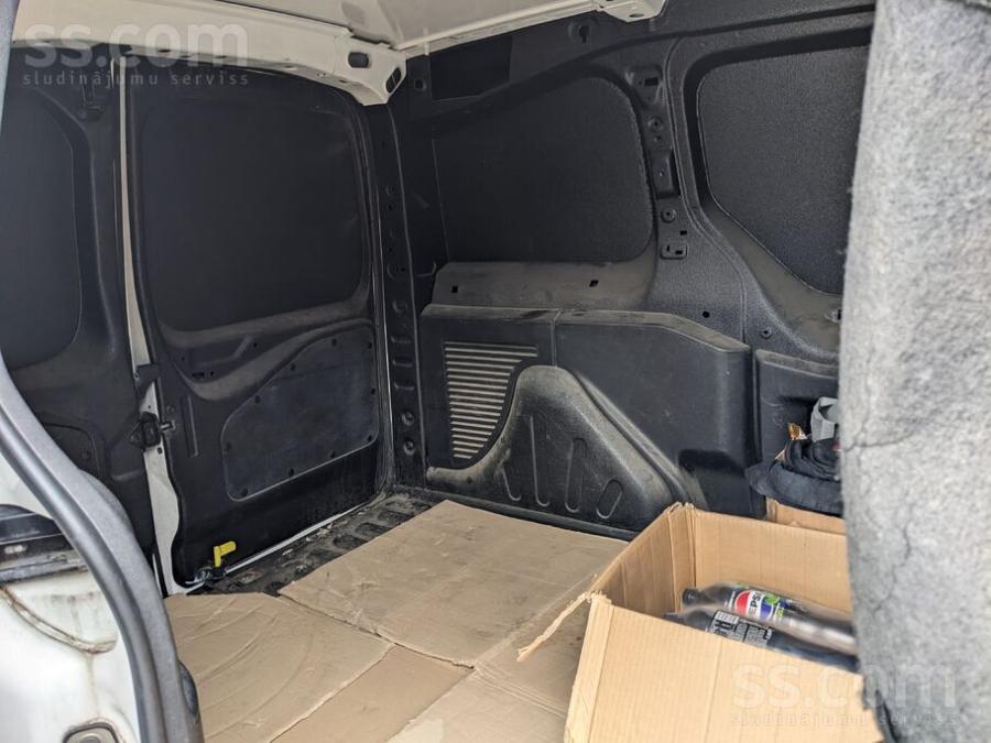 White Citroen Berlingo 2017 in Riga, with an engine capacity of 1.60 L and mileage of 138 thousand km for 5100 €, photo 8 on AUTOMOTO.COM.LV