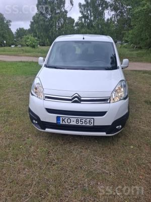 Balts Citroen Berlingo 2017 Rīga, ar dzinēja tilpumu 1.60 L un nobraukumu 155 tūkst. km par 3800 €, foto  vietnē AUTOMOTO.COM.LV