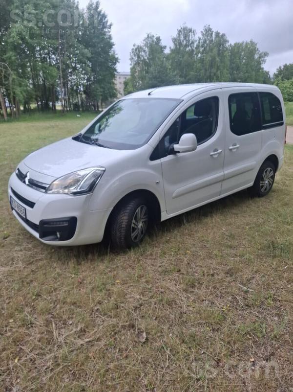 White Citroen Berlingo 2017 in Riga, with an engine capacity of 1.60 L and mileage of 155 thousand km for 3800 €, photo 2 on AUTOMOTO.COM.LV