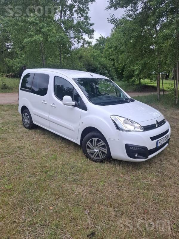 White Citroen Berlingo 2017 in Riga, with an engine capacity of 1.60 L and mileage of 155 thousand km for 3800 €, photo 3 on AUTOMOTO.COM.LV