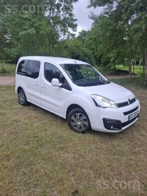 White Citroen Berlingo 2017 in Riga, with an engine capacity of 1.60 L and mileage of 155 thousand km for 3800 €, photo 4 on AUTOMOTO.COM.LV
