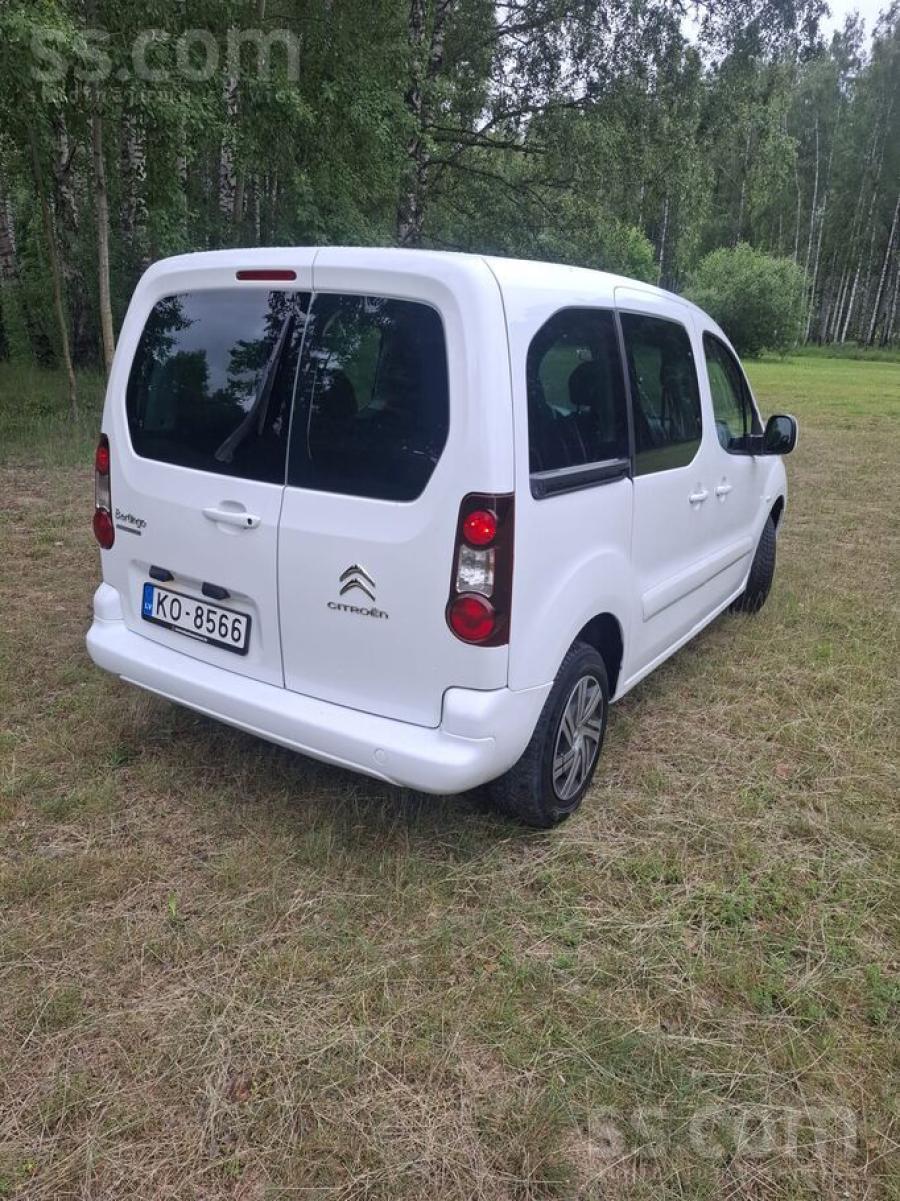 White Citroen Berlingo 2017 in Riga, with an engine capacity of 1.60 L and mileage of 155 thousand km for 3800 €, photo 5 on AUTOMOTO.COM.LV