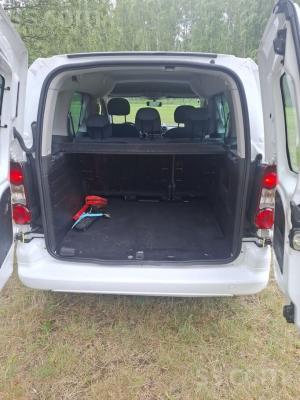 White Citroen Berlingo 2017 in Riga, with an engine capacity of 1.60 L and mileage of 155 thousand km for 3800 €, photo 7 on AUTOMOTO.COM.LV