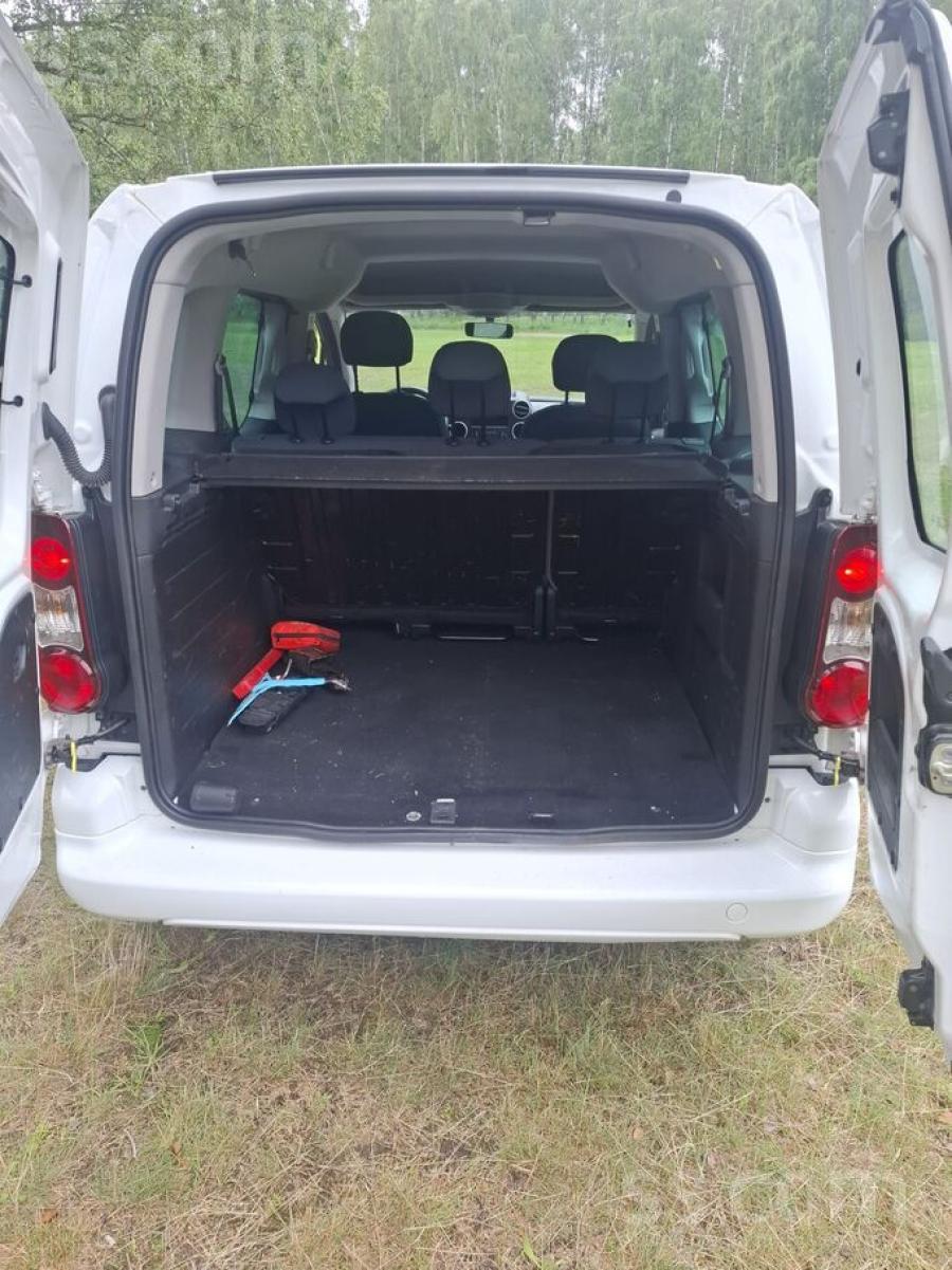 White Citroen Berlingo 2017 in Riga, with an engine capacity of 1.60 L and mileage of 155 thousand km for 3800 €, photo 7 on AUTOMOTO.COM.LV