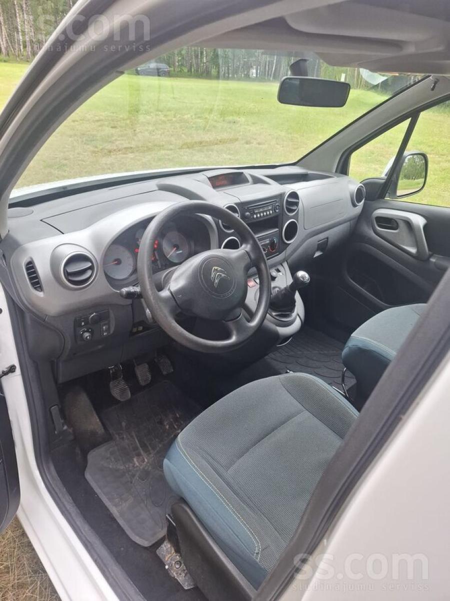 White Citroen Berlingo 2017 in Riga, with an engine capacity of 1.60 L and mileage of 155 thousand km for 3800 €, photo 8 on AUTOMOTO.COM.LV