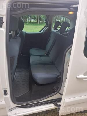 White Citroen Berlingo 2017 in Riga, with an engine capacity of 1.60 L and mileage of 155 thousand km for 3800 €, photo 9 on AUTOMOTO.COM.LV