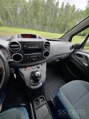 White Citroen Berlingo 2017 in Riga, with an engine capacity of 1.60 L and mileage of 155 thousand km for 3800 €, photo 10 on AUTOMOTO.COM.LV