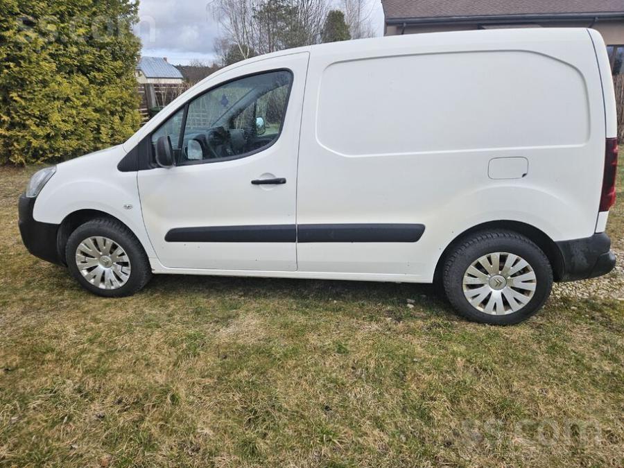 White Citroen Berlingo 2018 in Riga, with an engine capacity of 1.60 L and mileage of 387 thousand km for 3450 €, photo 1 on AUTOMOTO.COM.LV