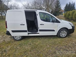 White Citroen Berlingo 2018 in Riga, with an engine capacity of 1.60 L and mileage of 387 thousand km for 3450 €, photo 3 on AUTOMOTO.COM.LV
