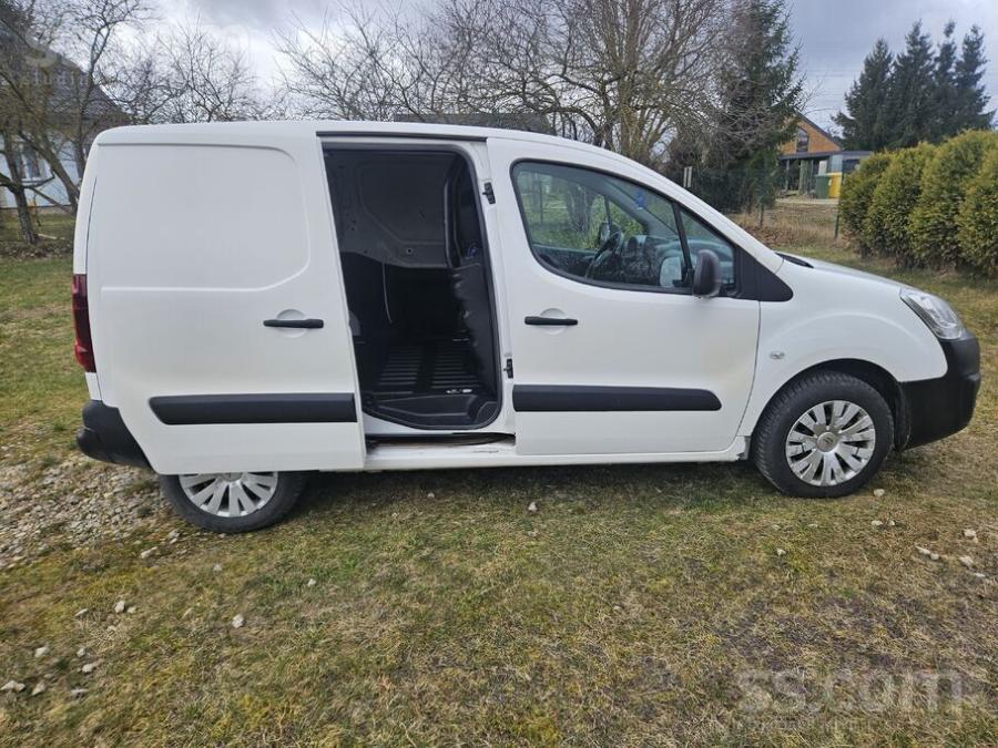 White Citroen Berlingo 2018 in Riga, with an engine capacity of 1.60 L and mileage of 387 thousand km for 3450 €, photo 3 on AUTOMOTO.COM.LV