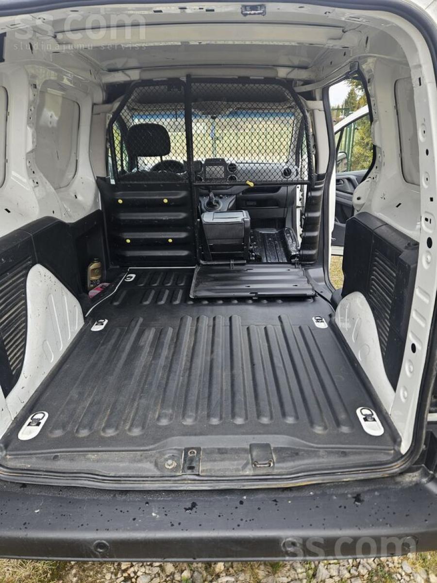 White Citroen Berlingo 2018 in Riga, with an engine capacity of 1.60 L and mileage of 387 thousand km for 3450 €, photo 6 on AUTOMOTO.COM.LV