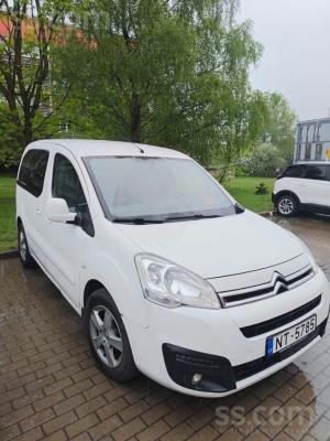 White Citroen Berlingo 2018 in Riga, with an engine capacity of 1.60 L and mileage of 270 thousand km for 6850 €, photo 3 on AUTOMOTO.COM.LV