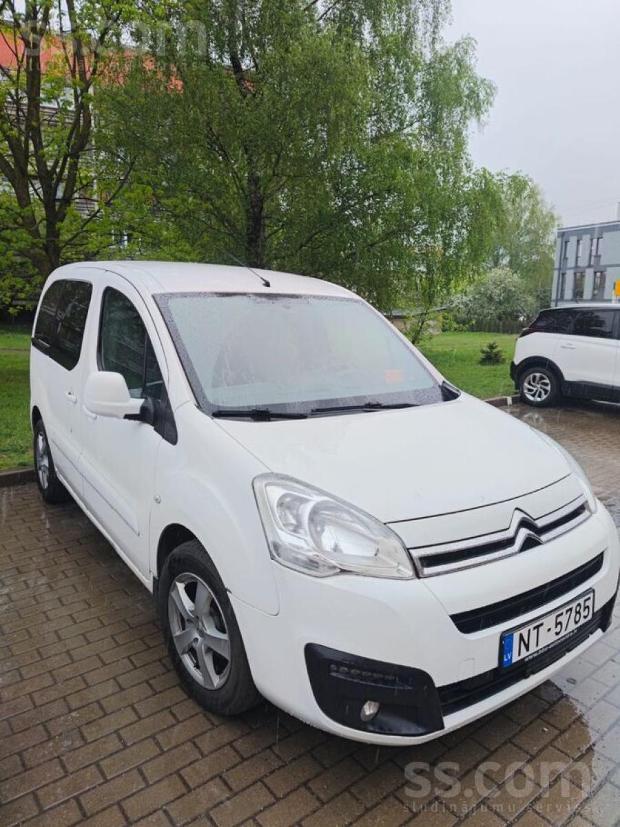 White Citroen Berlingo 2018 in Riga, with an engine capacity of 1.60 L and mileage of 270 thousand km for 6850 €, photo 3 on AUTOMOTO.COM.LV