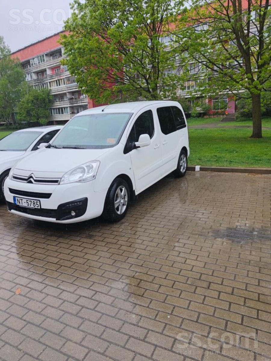 White Citroen Berlingo 2018 in Riga, with an engine capacity of 1.60 L and mileage of 270 thousand km for 6850 €, photo 4 on AUTOMOTO.COM.LV
