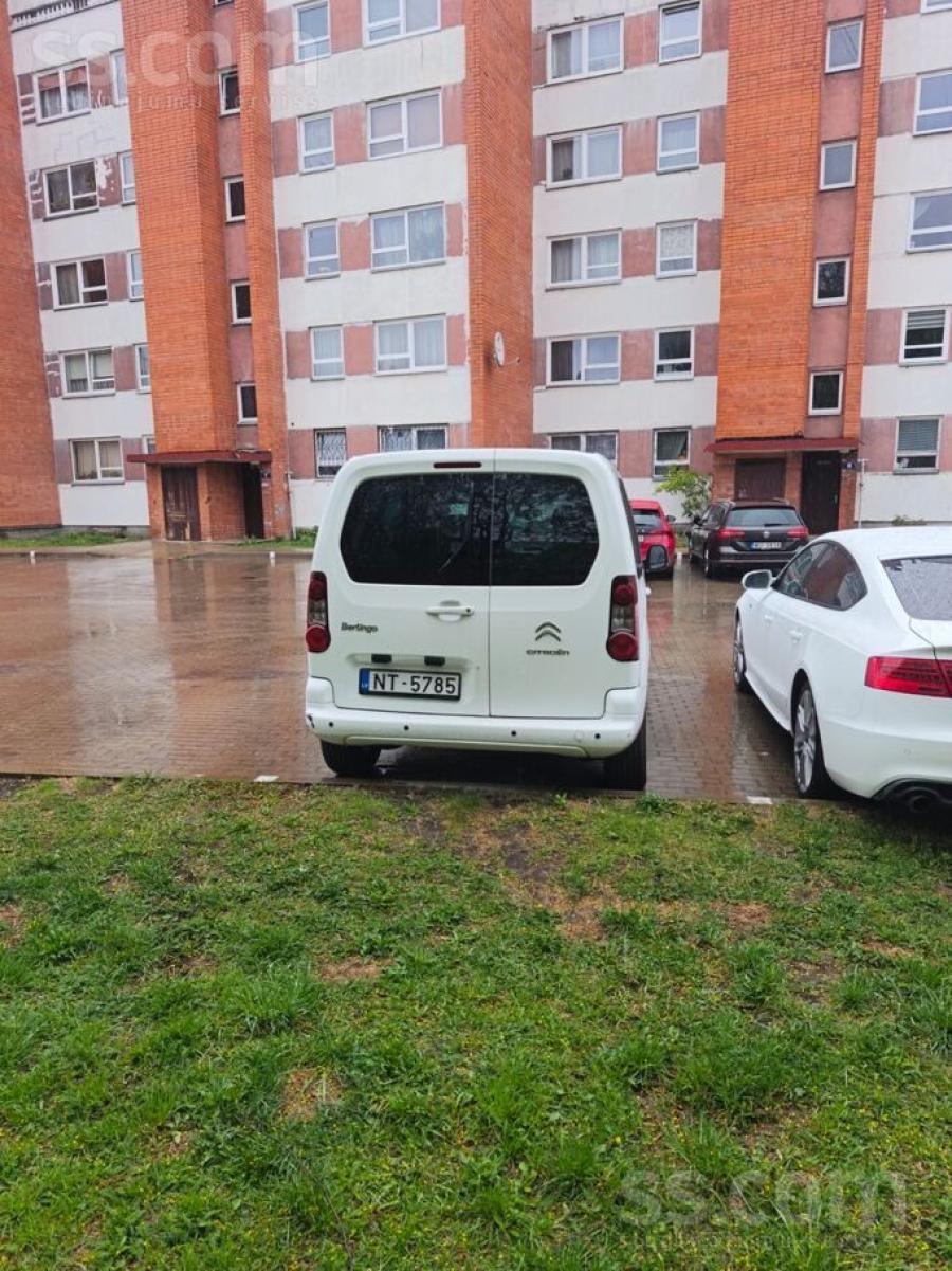 White Citroen Berlingo 2018 in Riga, with an engine capacity of 1.60 L and mileage of 270 thousand km for 6850 €, photo 7 on AUTOMOTO.COM.LV