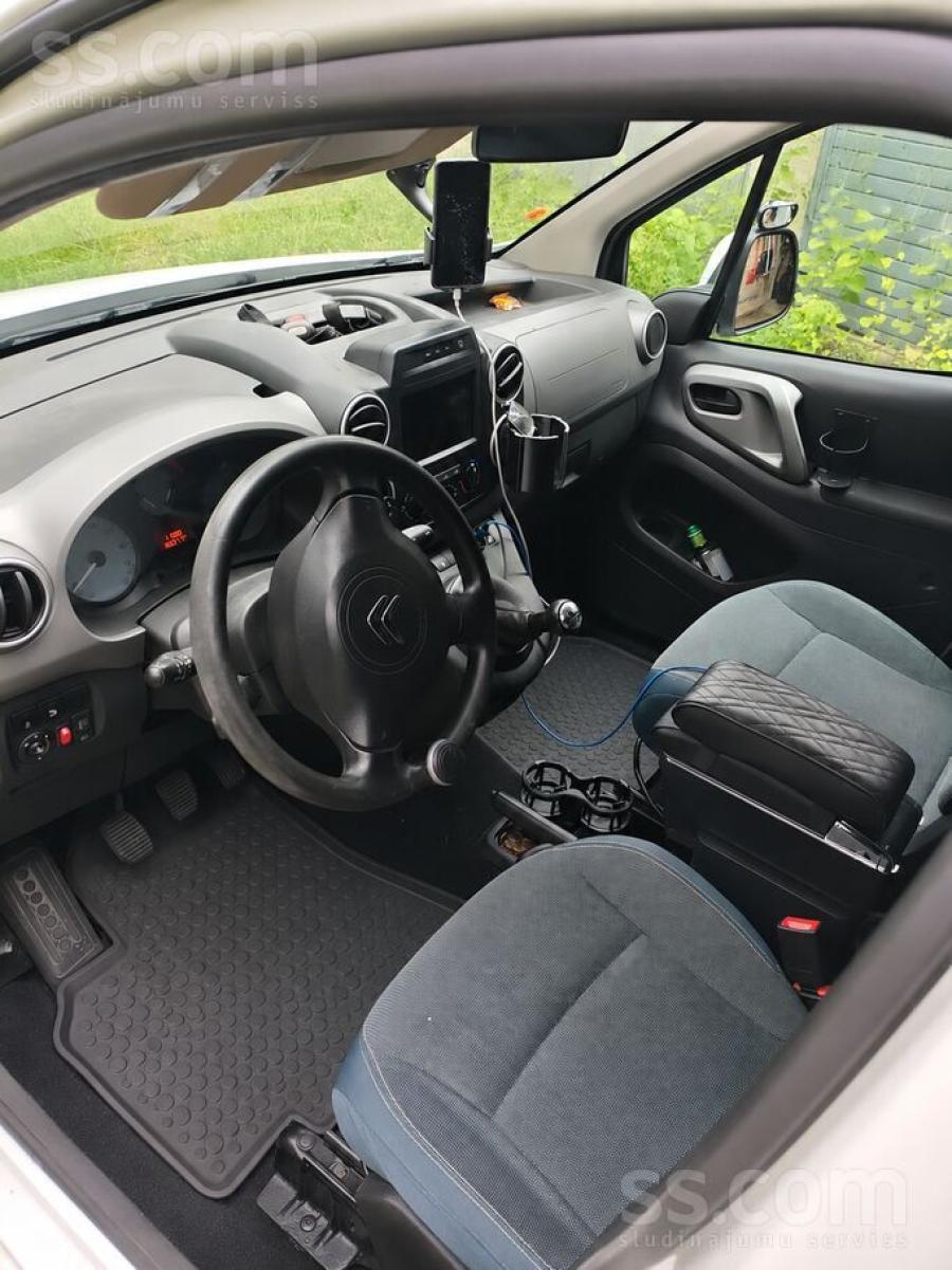 White Citroen Berlingo 2018 in Riga, with an engine capacity of 1.60 L and mileage of 192 thousand km for 6500 €, photo 6 on AUTOMOTO.COM.LV