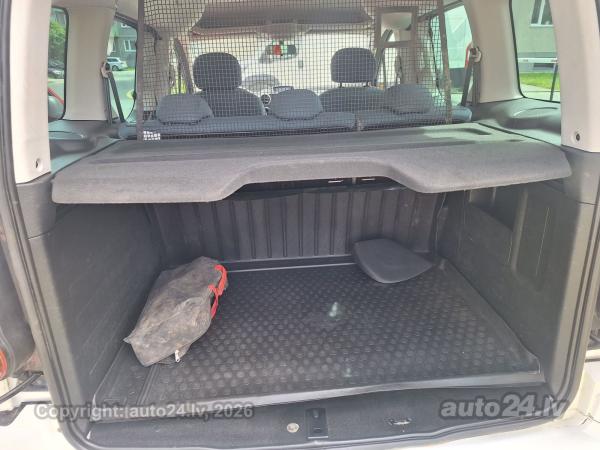 White Citroen Berlingo 2018 in Tallinn, with an engine capacity of 1.60 L and mileage of 222 thousand km for 5300 €, photo 7 on AUTOMOTO.COM.LV