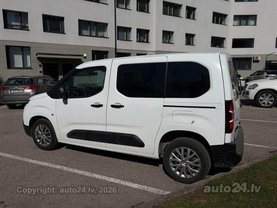 White Citroen Berlingo 2019 in Tallinn, with an engine capacity of 1.20 L and mileage of 132 thousand km for 9100 €, photo 4 on AUTOMOTO.COM.LV