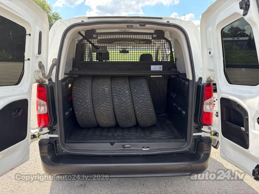 White Citroen Berlingo 2019 in Tallinn, with an engine capacity of 1.20 L and mileage of 135 thousand km for 7900 €, photo 13 on AUTOMOTO.COM.LV