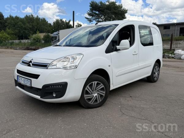 White Citroen Berlingo 2020 in Riga, with an engine capacity of 1.60 L and mileage of 48 thousand km for 9777 €, photo 1 on AUTOMOTO.COM.LV