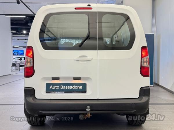 White Citroen Berlingo 2020 in Tallinn, with an engine capacity of 1.50 L and mileage of 106 thousand km for 13900 €, photo 5 on AUTOMOTO.COM.LV