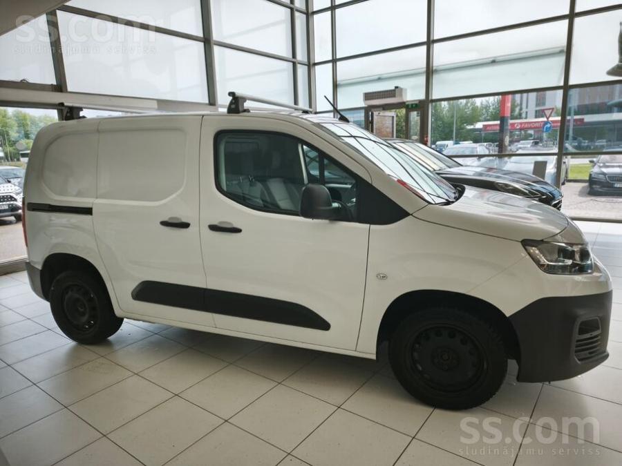 White Citroen Berlingo 2021 in Riga, with an engine capacity of 1.50 L and mileage of 117 thousand km for 9500 €, photo 4 on AUTOMOTO.COM.LV