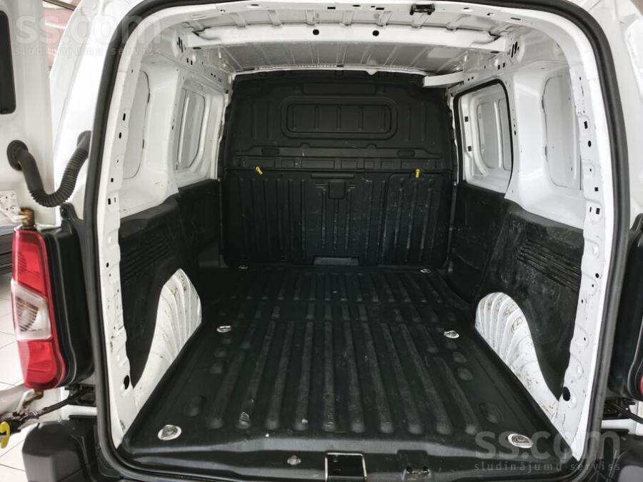White Citroen Berlingo 2021 in Riga, with an engine capacity of 1.50 L and mileage of 117 thousand km for 9500 €, photo 6 on AUTOMOTO.COM.LV