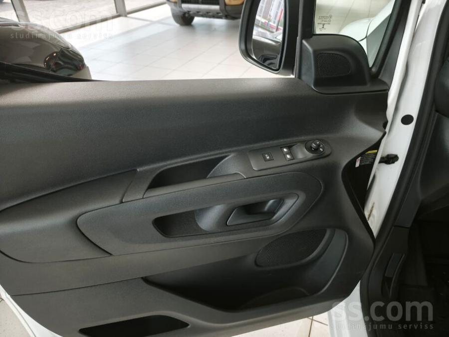 White Citroen Berlingo 2021 in Riga, with an engine capacity of 1.50 L and mileage of 117 thousand km for 9500 €, photo 15 on AUTOMOTO.COM.LV