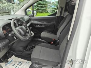 White Citroen Berlingo 2021 in Tartu, with an engine capacity of 1.50 L and mileage of 140 thousand km for 13900 €, photo 11 on AUTOMOTO.COM.LV