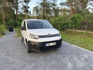 White Citroen Berlingo 2023 in Riga, with an engine capacity of 1.20 L and mileage of 13 thousand km for 18500 €, photo  on AUTOMOTO.COM.LV