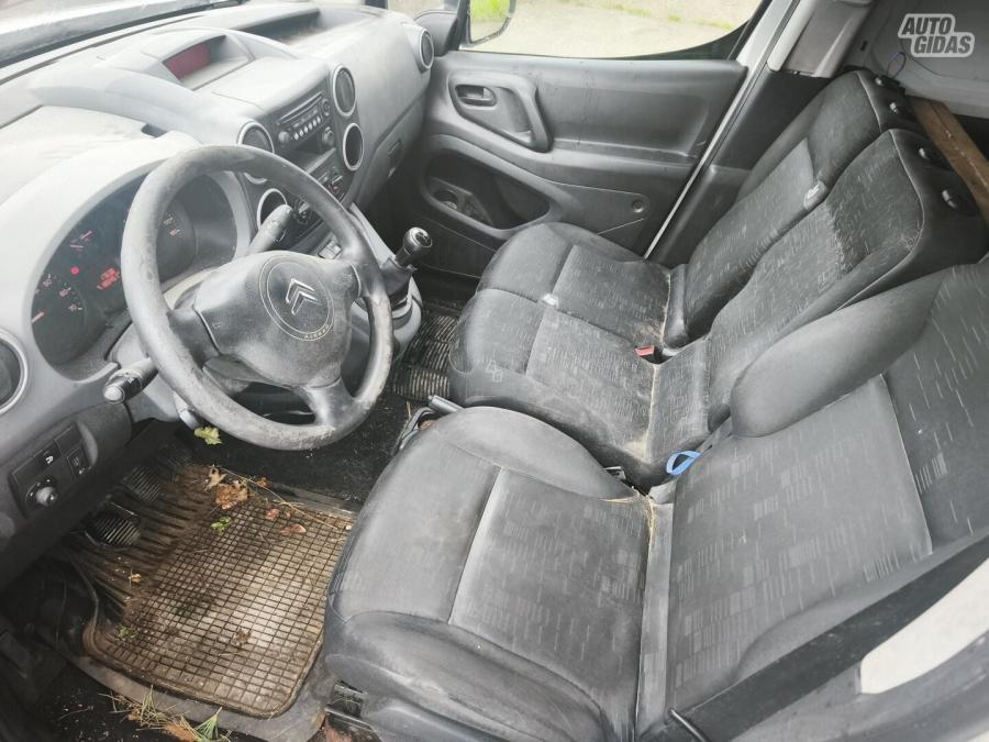 White Citroen Berlingo 2011 in Kaunas, with an engine capacity of 1.60 L and mileage of 185 thousand km for 800 €, photo 7 on AUTOMOTO.COM.LV