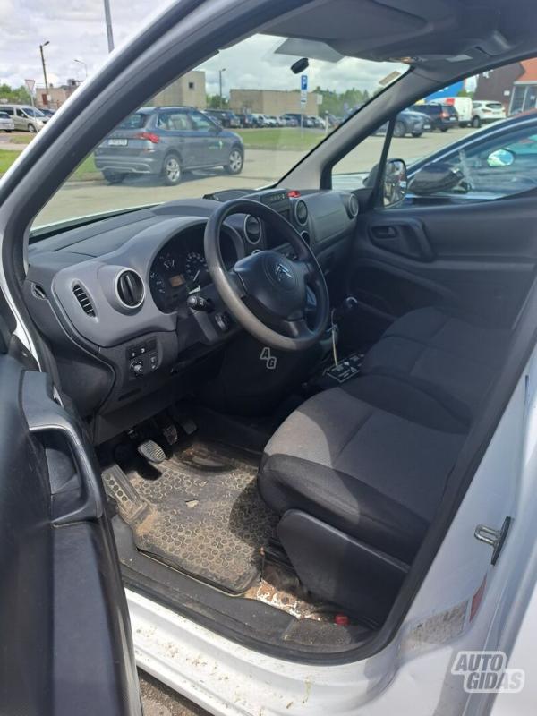 White Citroen Berlingo 2018 in Klaipeda, with an engine capacity of 1.60 L and mileage of 98 thousand km for 4200 €, photo 1 on AUTOMOTO.COM.LV