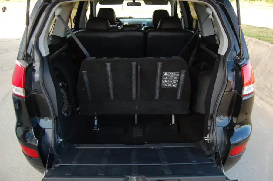Melns Citroen C-Crosser 2008 Jēkabpils, ar dzinēja tilpumu 2.20 L un nobraukumu 261 tūkst. km par 5850 €, foto 12 vietnē AUTOMOTO.COM.LV