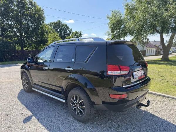 Black Citroen C-Crosser 2008 in Ventspils, with an engine capacity of 2.20 L and mileage of 307 thousand km for 3990 €, photo 8 on AUTOMOTO.COM.LV