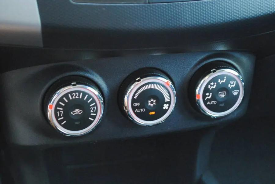 Melns Citroen C-Crosser 2010 Rīga, ar dzinēja tilpumu 2.20 L un nobraukumu 220 tūkst. km par 5990 €, foto 26 vietnē AUTOMOTO.COM.LV