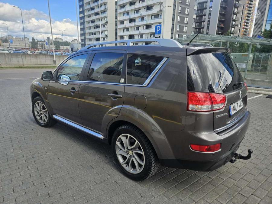 Brown Citroen C-Crosser 2010 in Vilnius, with an engine capacity of 2.18 L and mileage of 299 thousand km for 3850 €, photo 3 on AUTOMOTO.COM.LV