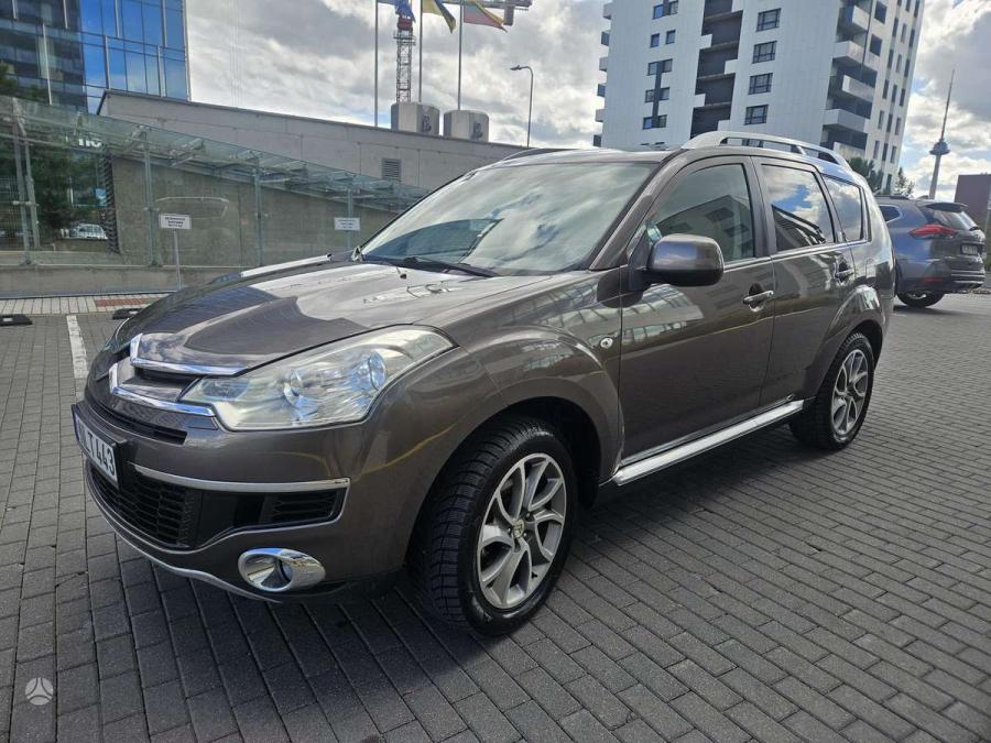 Brown Citroen C-Crosser 2010 in Vilnius, with an engine capacity of 2.18 L and mileage of 299 thousand km for 3850 €, photo 5 on AUTOMOTO.COM.LV