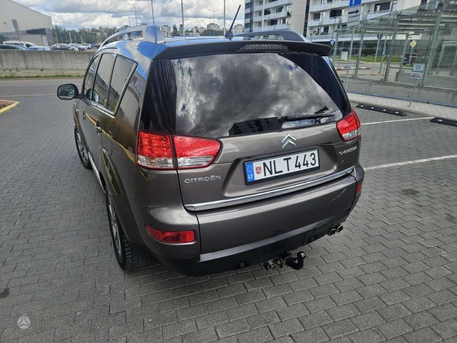 Brown Citroen C-Crosser 2010 in Vilnius, with an engine capacity of 2.18 L and mileage of 299 thousand km for 3850 €, photo 8 on AUTOMOTO.COM.LV