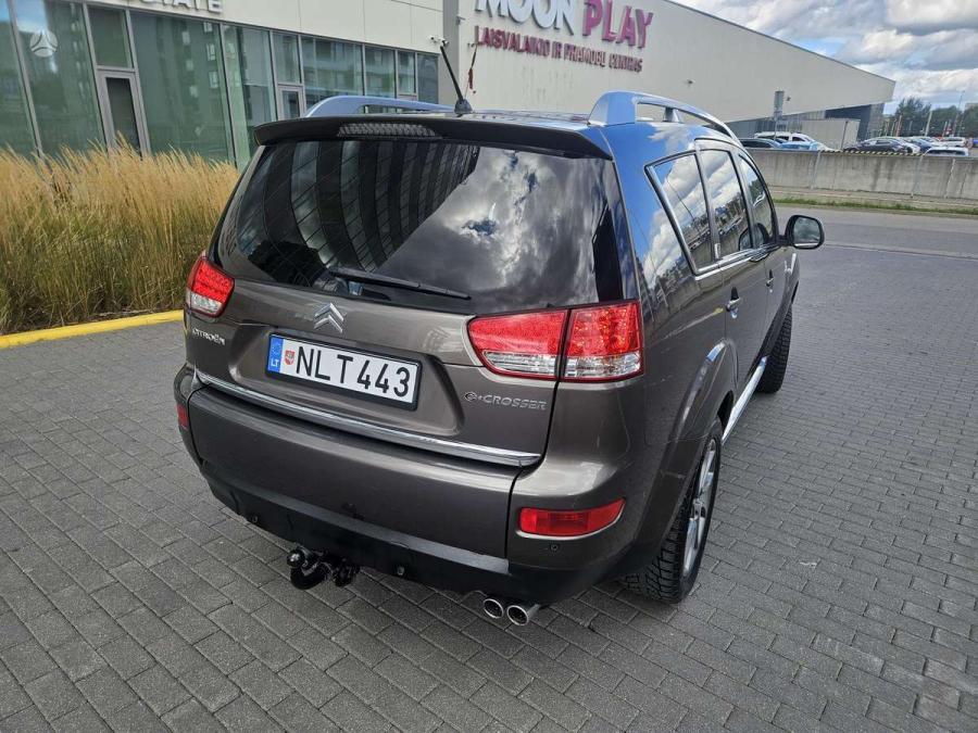 Brown Citroen C-Crosser 2010 in Vilnius, with an engine capacity of 2.18 L and mileage of 299 thousand km for 3850 €, photo 9 on AUTOMOTO.COM.LV
