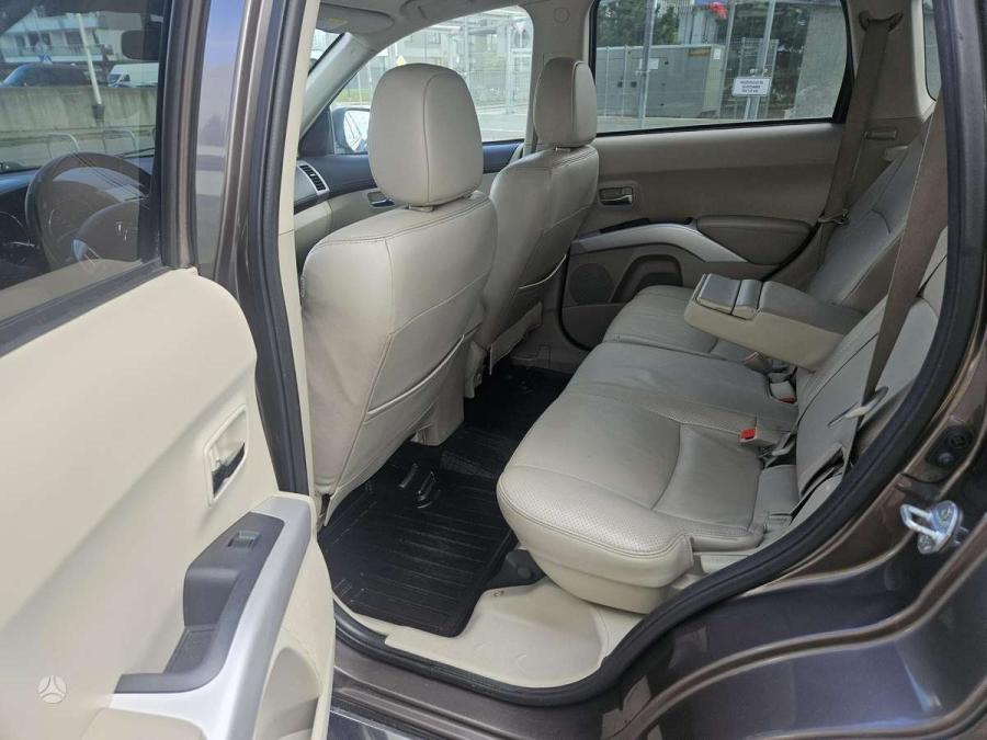 Brown Citroen C-Crosser 2010 in Vilnius, with an engine capacity of 2.18 L and mileage of 299 thousand km for 3850 €, photo 14 on AUTOMOTO.COM.LV