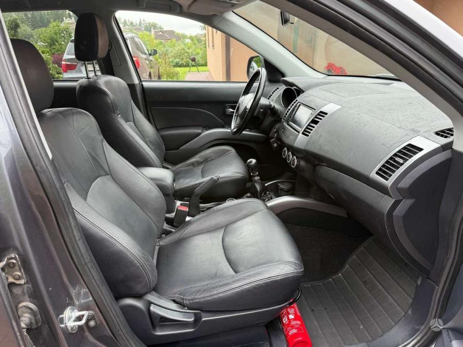 Grey Citroen C-Crosser 2007 in Utena, with an engine capacity of 2.18 L and mileage of 291 thousand km for 2999 €, photo 18 on AUTOMOTO.COM.LV