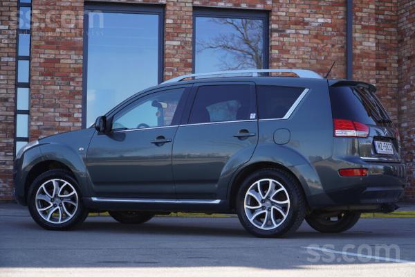 Grey Citroen C-Crosser 2008 in Riga, with an engine capacity of 2.20 L and mileage of 283 thousand km for 3290 €, photo 7 on AUTOMOTO.COM.LV