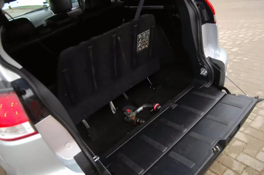 Pelēks Citroen C-Crosser 2008 Jēkabpils, ar dzinēja tilpumu 2.20 L un nobraukumu 260 tūkst. km par 5500 €, foto 10 vietnē AUTOMOTO.COM.LV