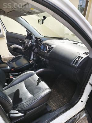 Balts Citroen C-Crosser 2008 Daugavpils, ar dzinēja tilpumu 2.20 L un nobraukumu 268 tūkst. km par 4000 €, foto 7 vietnē AUTOMOTO.COM.LV