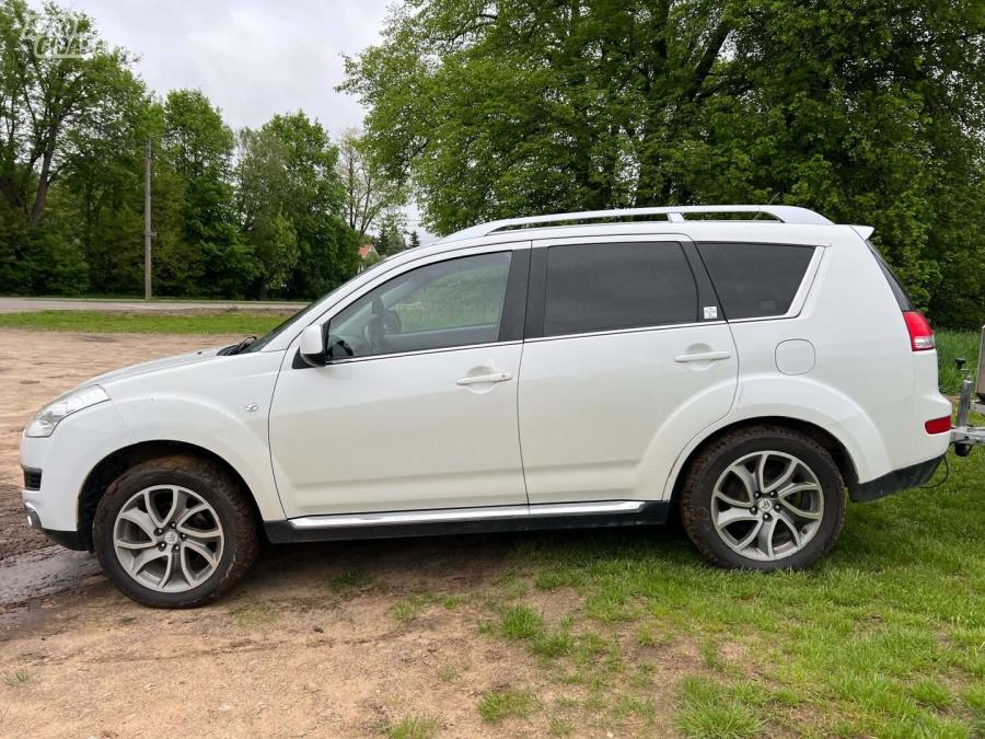 White Citroen C-Crosser 2012 in Vilnius, with an engine capacity of 2.20 L and mileage of 337 thousand km for 3950 €, photo 5 on AUTOMOTO.COM.LV