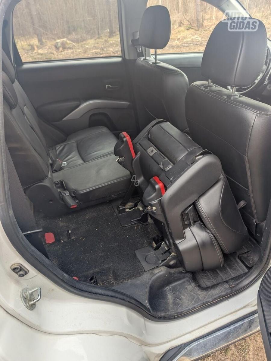 White Citroen C-Crosser 2012 in Vilnius, with an engine capacity of 2.20 L and mileage of 337 thousand km for 3950 €, photo 6 on AUTOMOTO.COM.LV