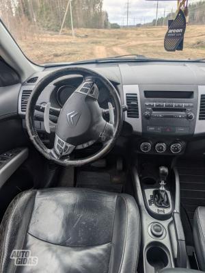 White Citroen C-Crosser 2012 in Vilnius, with an engine capacity of 2.20 L and mileage of 337 thousand km for 3950 €, photo 8 on AUTOMOTO.COM.LV