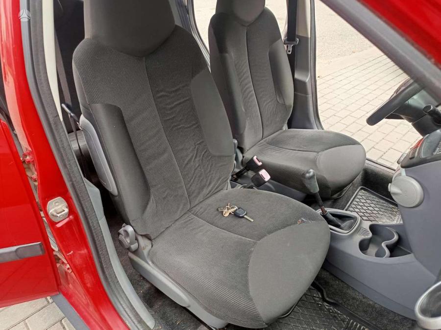Red Citroen C1 2006 in Marijampole, with an engine capacity of 1.00 L and mileage of 167 thousand km for 999 €, photo 18 on AUTOMOTO.COM.LV