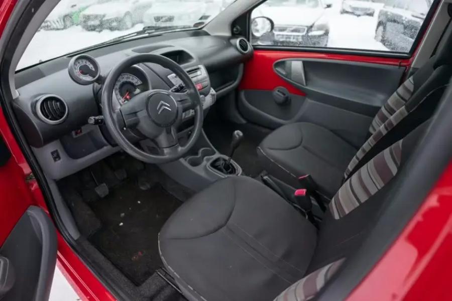 Red Citroen C1 2009 in Liepaja, with an engine capacity of 1.00 L and mileage of 84 thousand km for 2800 €, photo 8 on AUTOMOTO.COM.LV