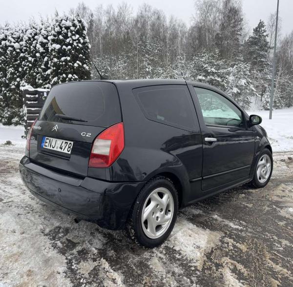 Black Citroen C2 2006 in Vilnius, with an engine capacity of 1.36 L and mileage of 163 thousand km for 1650 €, photo 4 on AUTOMOTO.COM.LV